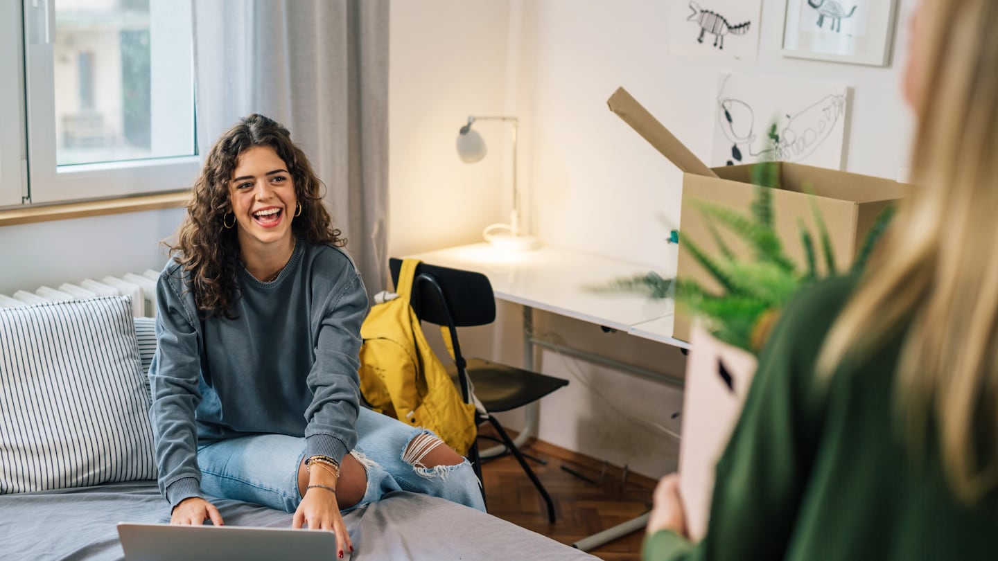 The Pros and Cons of Being a College Resident Assistant (RA) | Chase